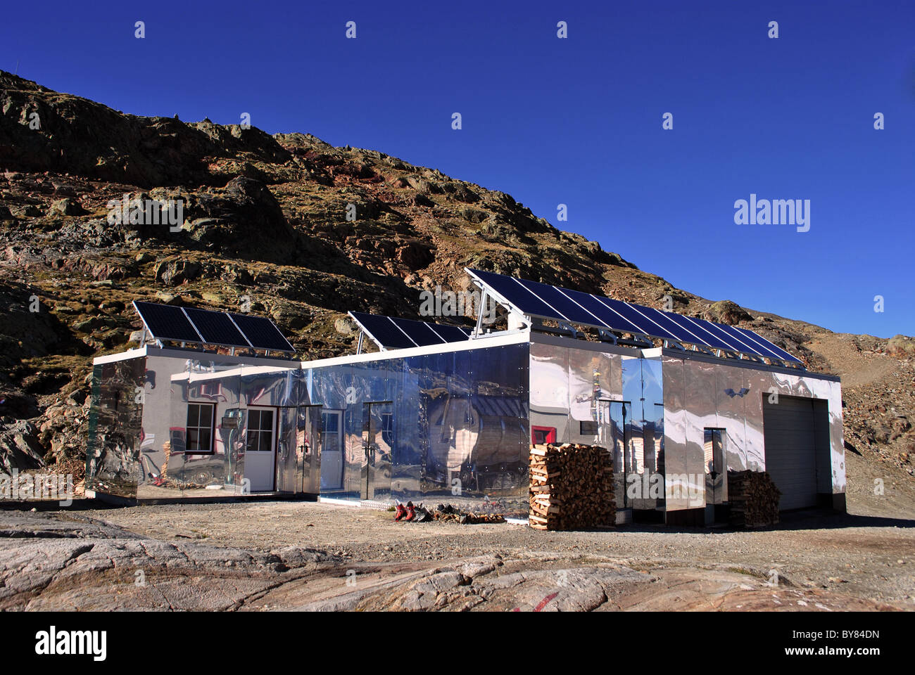 Reflective glass steel panels hi-res stock photography and images - Alamy