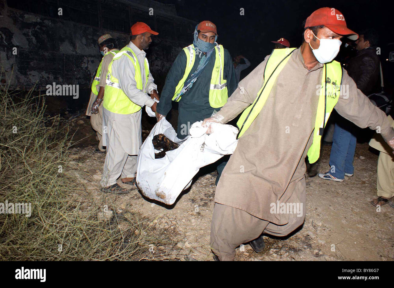 Volunteers shift dead body of a victim who was burnt alive in road ...