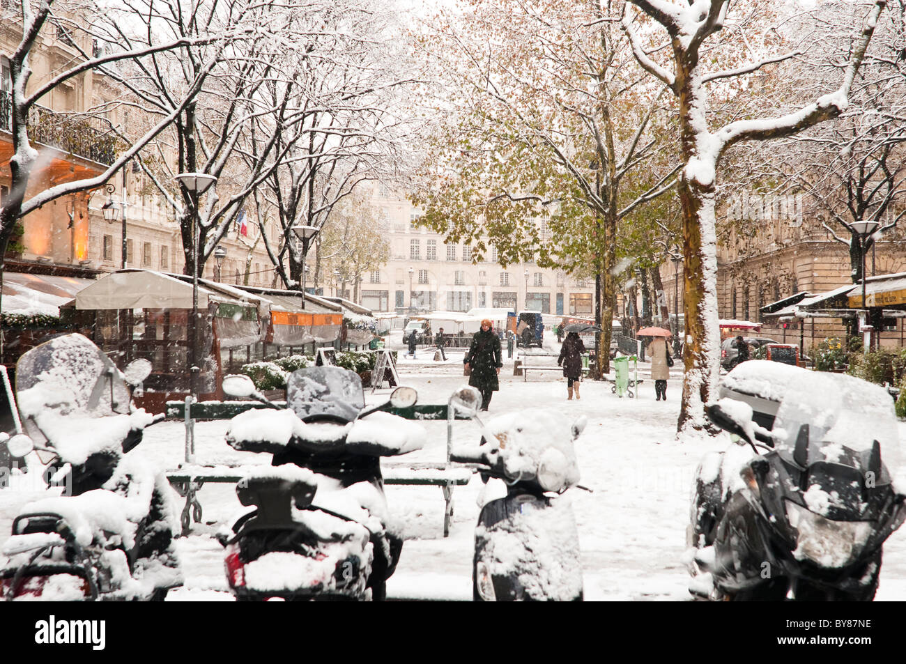 Paris winter snow storm hi-res stock photography and images - Alamy