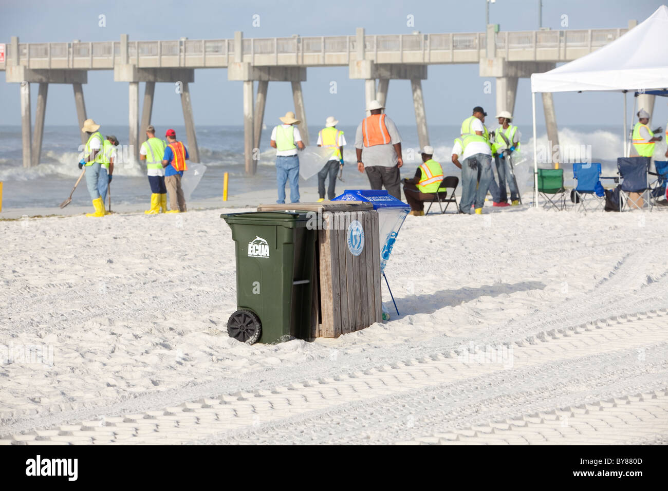 Oil spill cleanup hi-res stock photography and images - Alamy