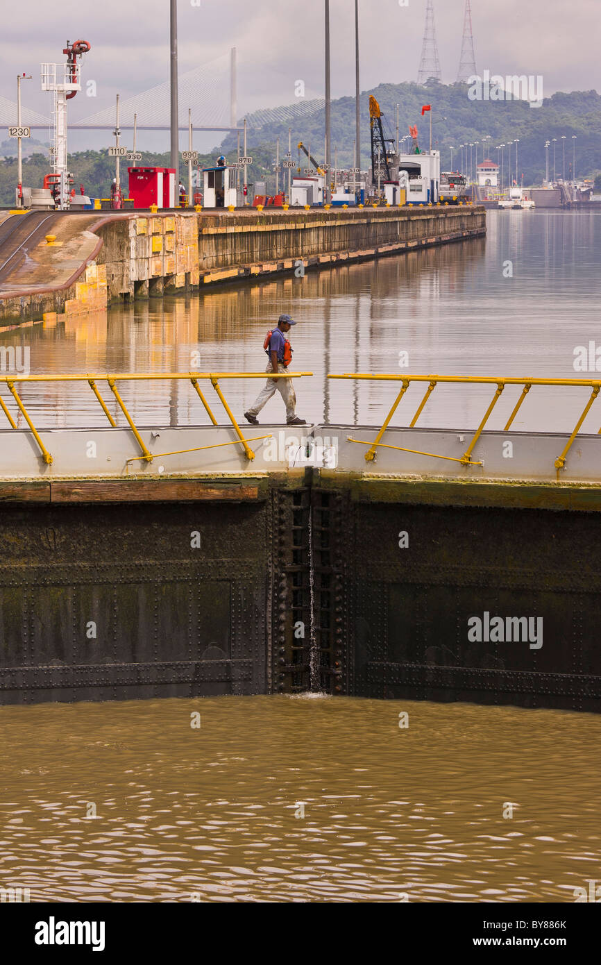 Panama canal crossing hi-res stock photography and images - Alamy