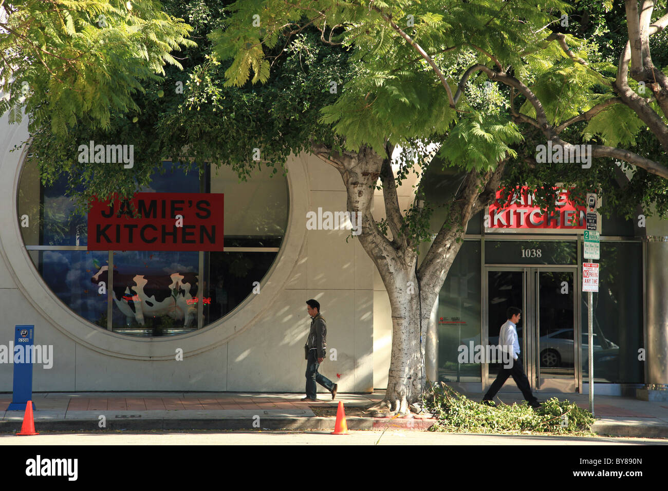 JAMIE'S KITCHEN JAMIE OLIVER FOOD REVOLUTION TV SERIES TEST KITCHEN IN ...