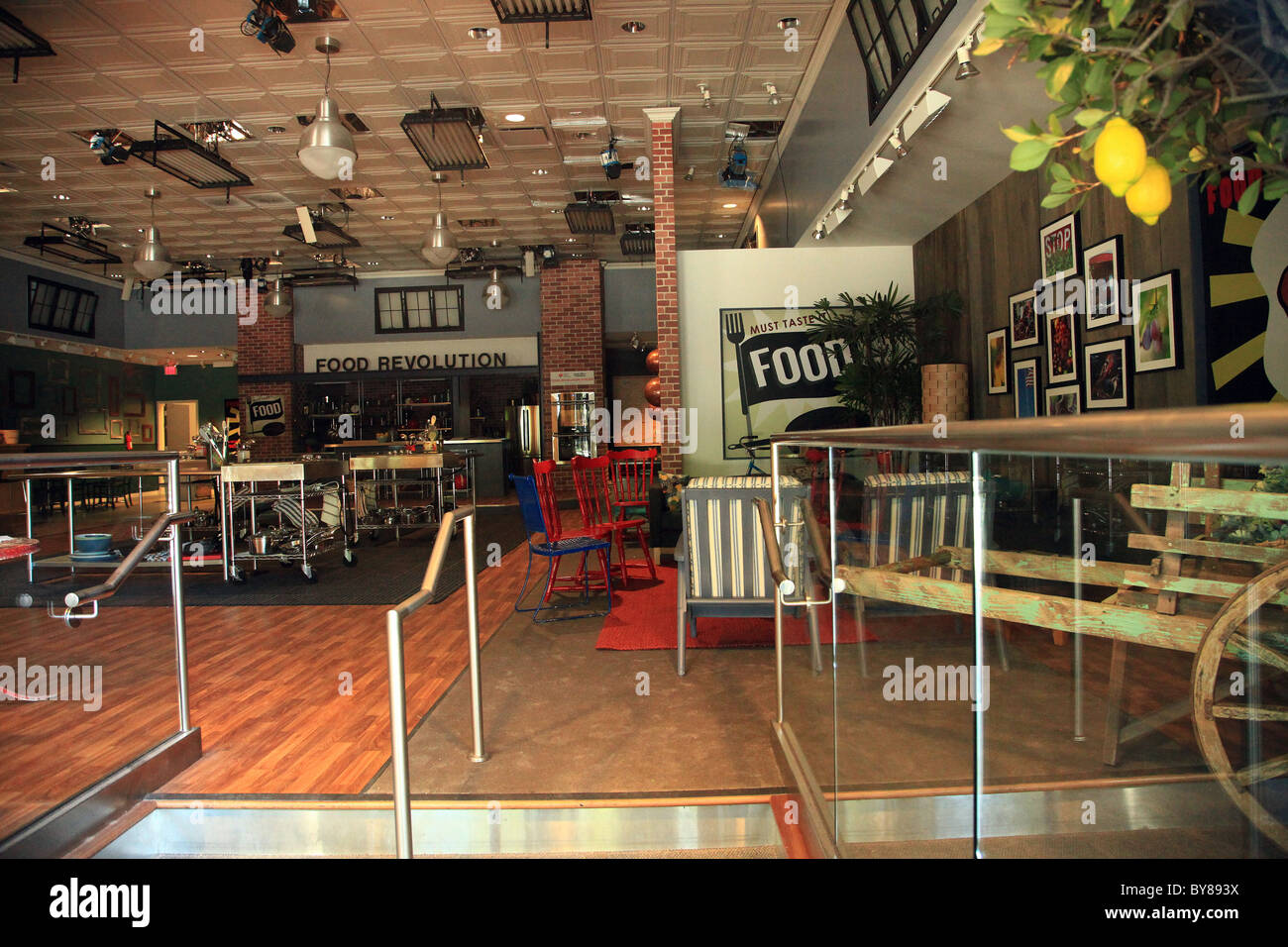 JAMIE'S KITCHEN JAMIE OLIVER FOOD REVOLUTION TV SERIES TEST KITCHEN IN ...