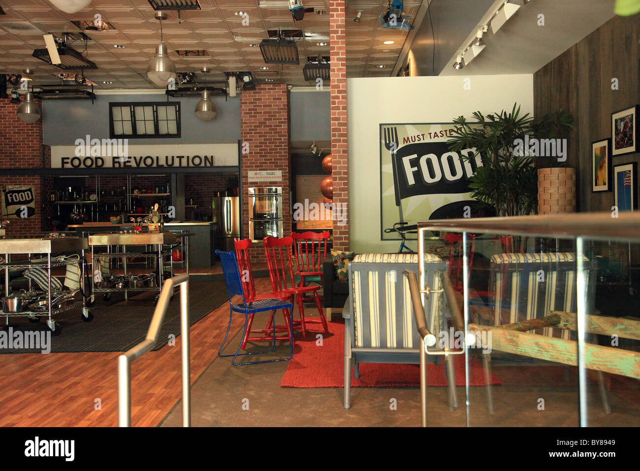 JAMIE'S KITCHEN JAMIE OLIVER FOOD REVOLUTION TV SERIES TEST KITCHEN IN ...