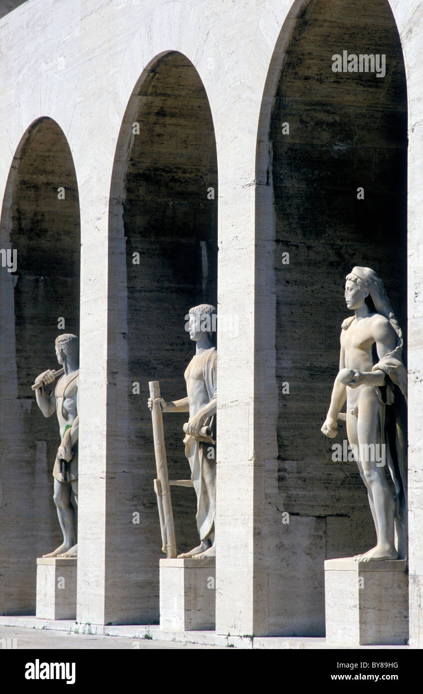 STATUES, PALAZZO DELLA CIVILTA, E.U.R., ROME, ITALY Stock Photo - Alamy