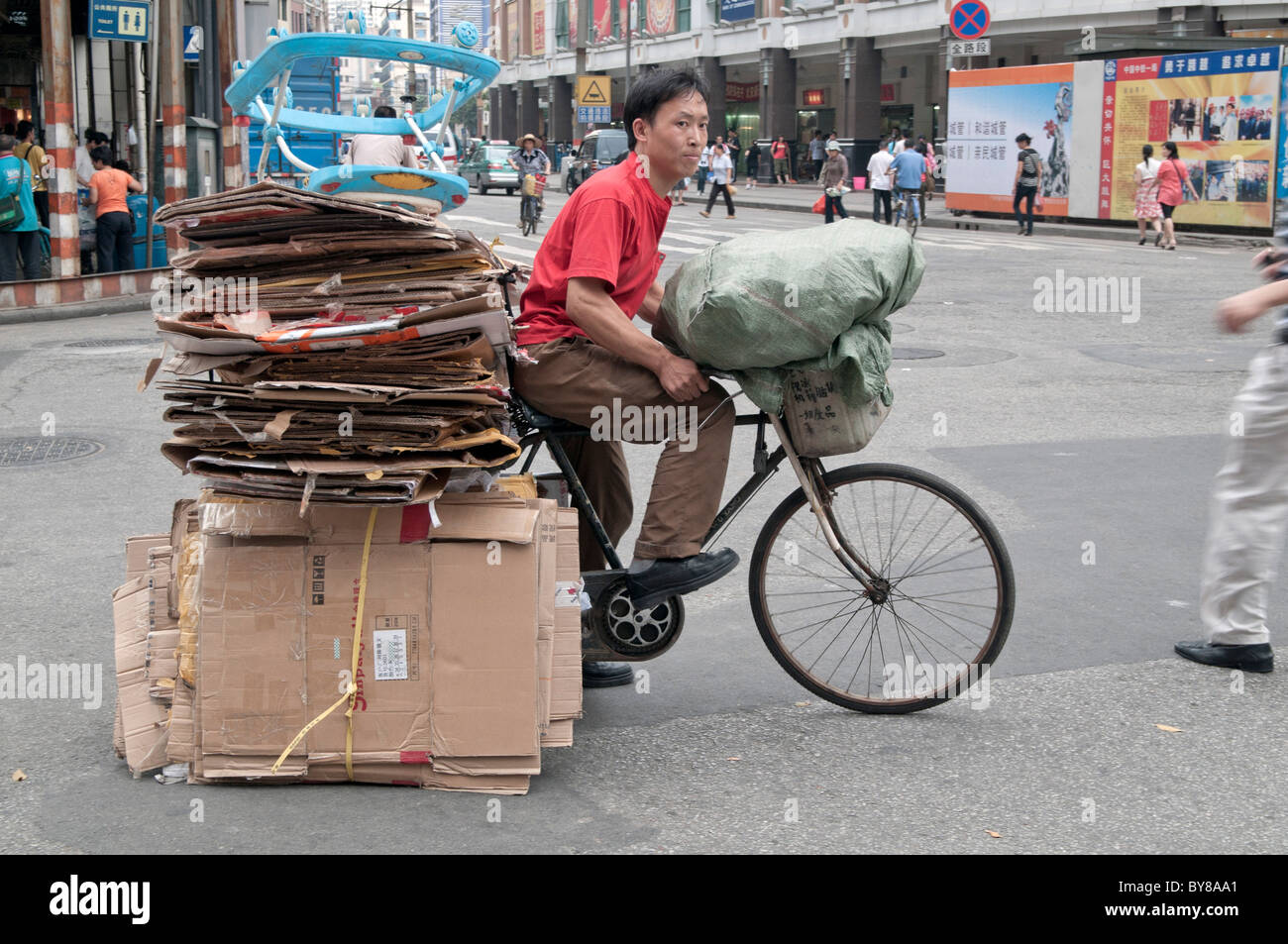CHINA Migrant worker from the countryside working as self employed ...