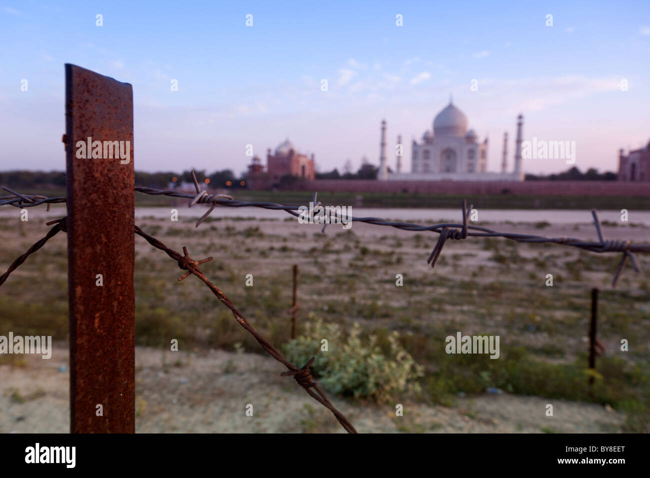 Security fence hi-res stock photography and images - Alamy