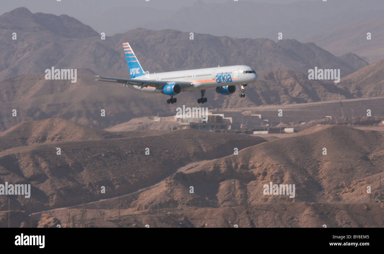 Boeing 757 jet on approach for landing Stock Photo - Alamy