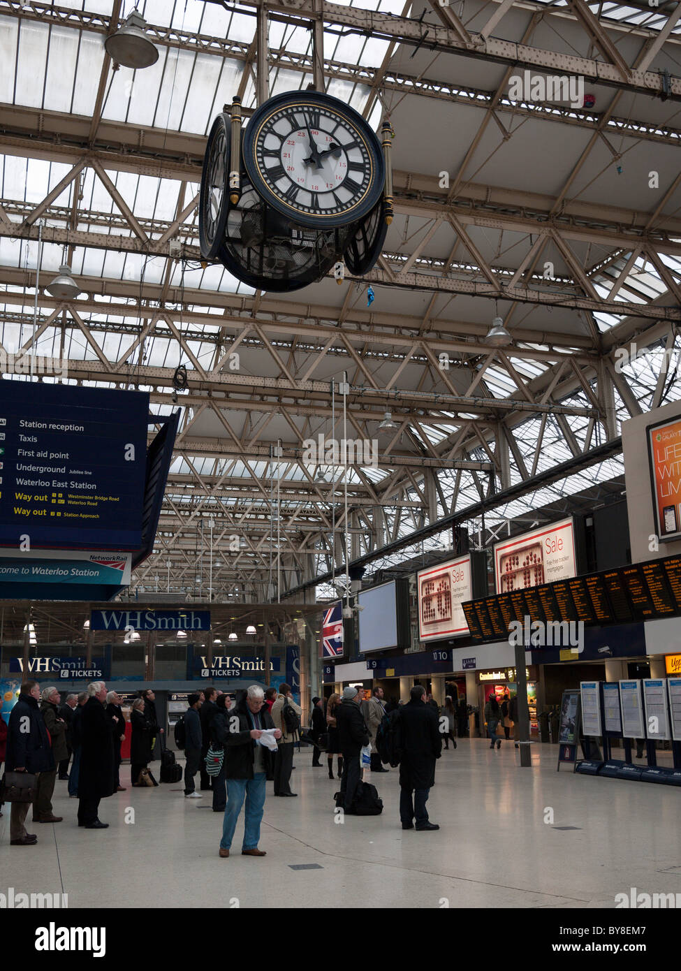 The clock waterloo station hi-res stock photography and images - Alamy