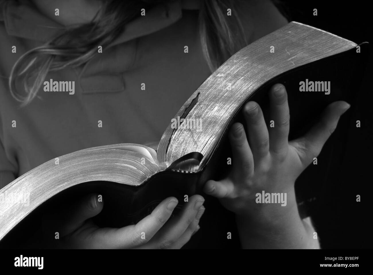 Young girl reading bible verse Stock Photo - Alamy Young girl reading bible verse Stock Photo - Alamy