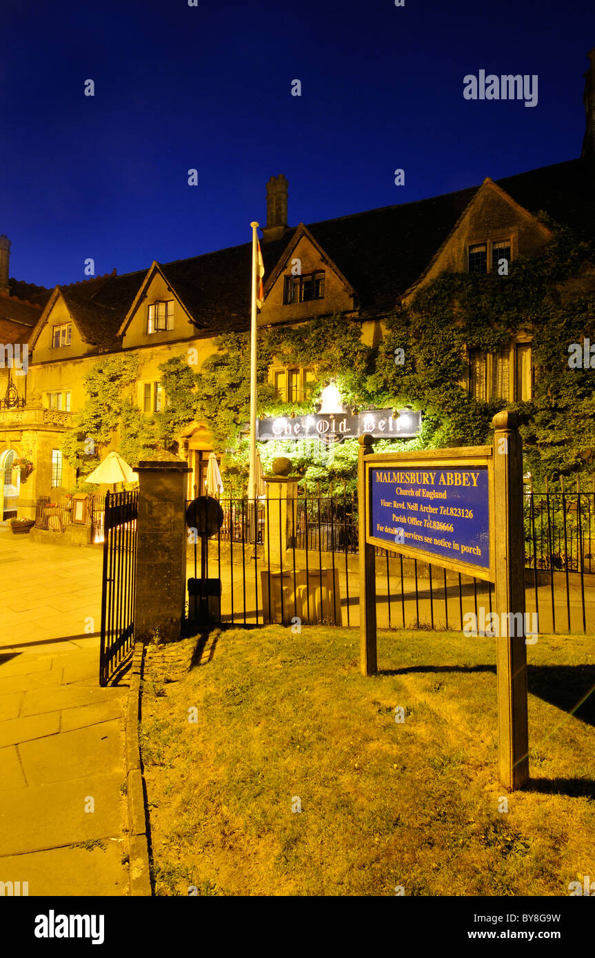 English pub at night hi-res stock photography and images - Alamy