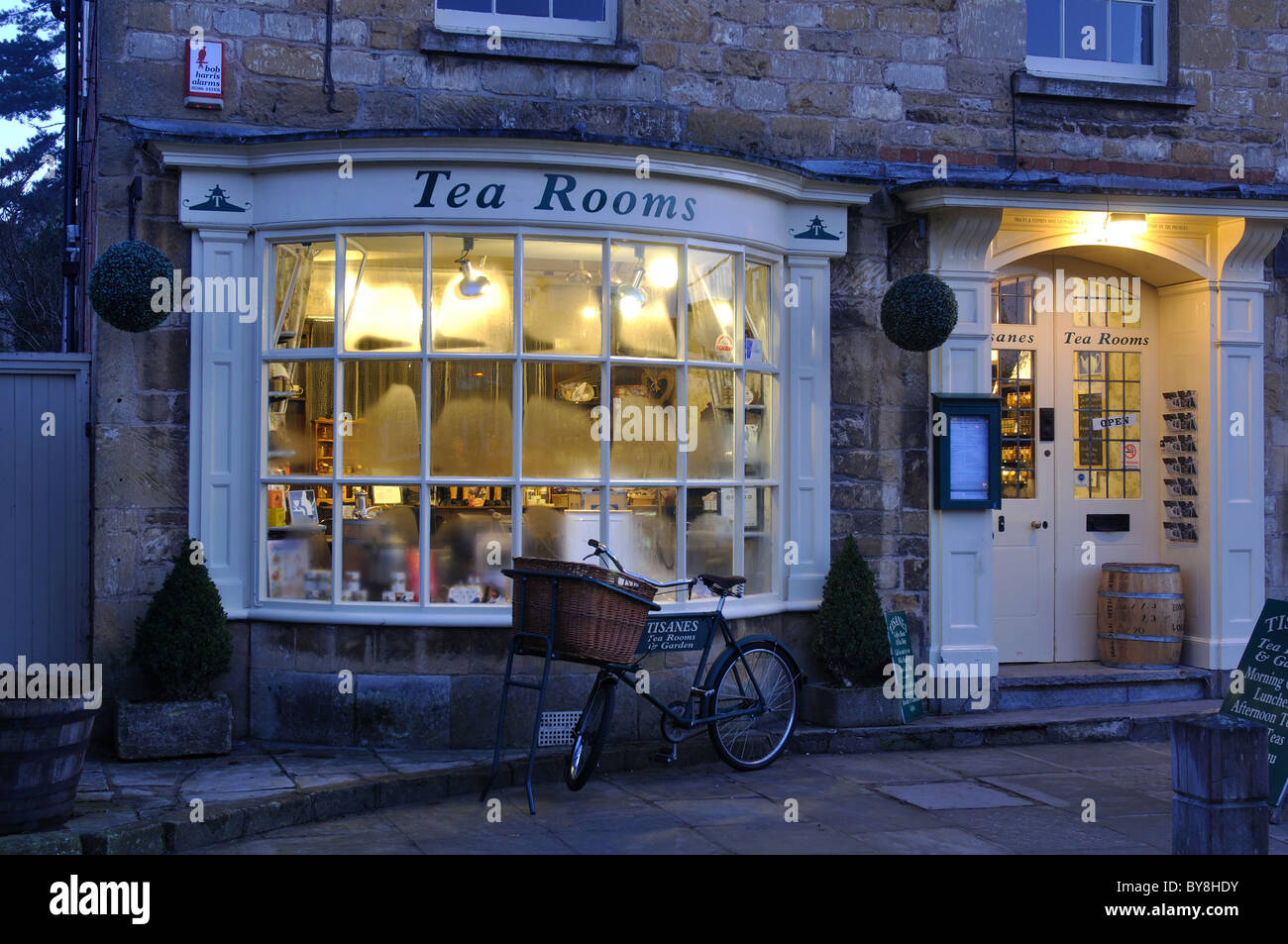 Tea rooms england hi-res stock photography and images - Alamy