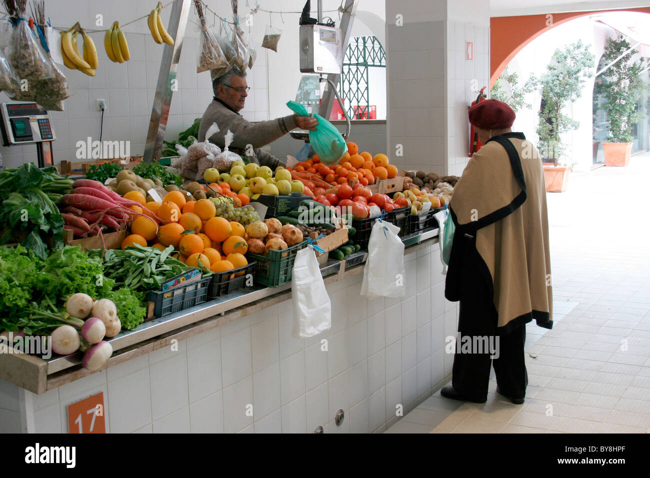 Mediterranean market stall Stock Photo - Alamy