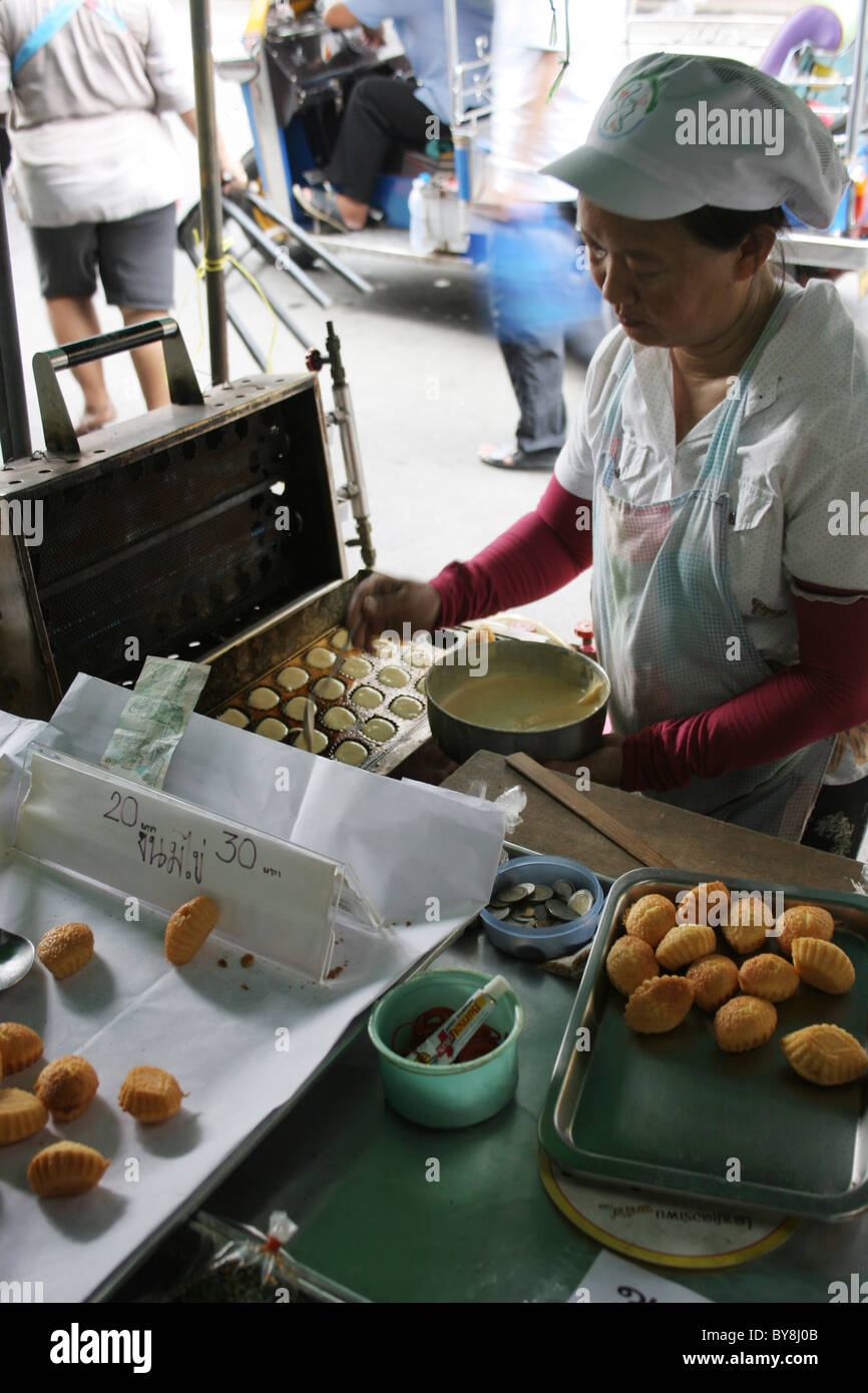 Making and selling thai cakes on the street Stock Photo - Alamy