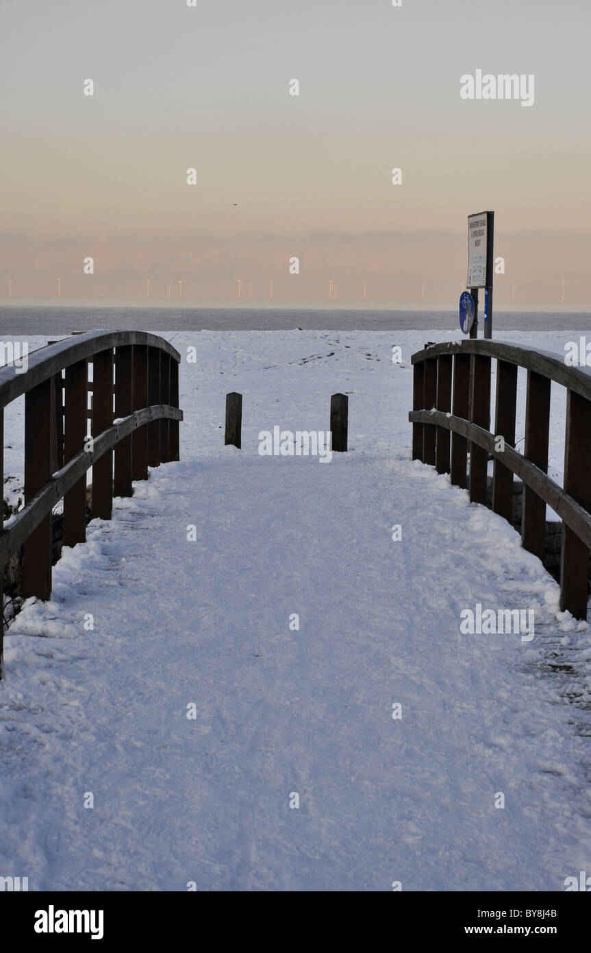 Bridge winter snow footbridge hi-res stock photography and images - Alamy