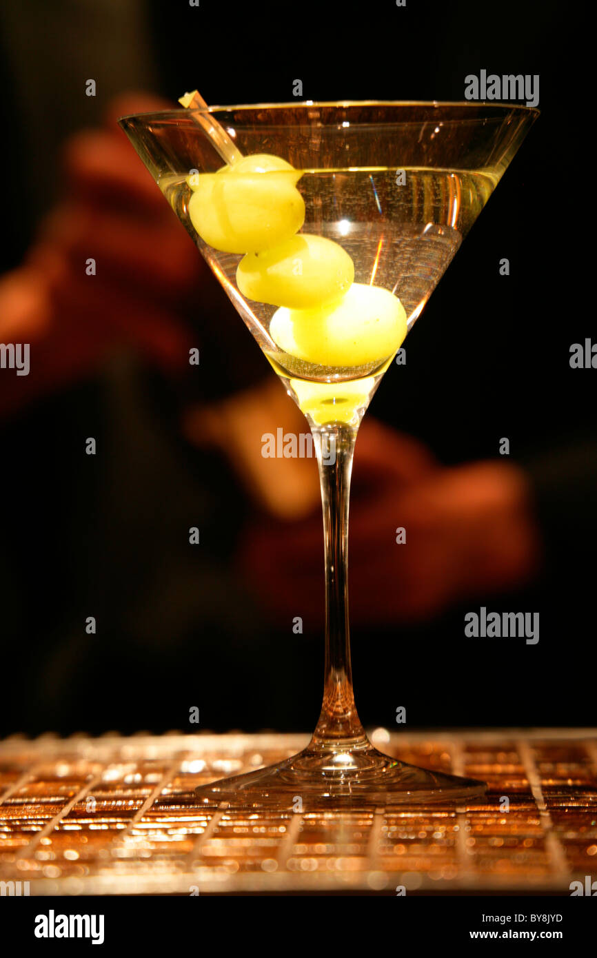 Dry martini cocktail Stock Photo - Alamy