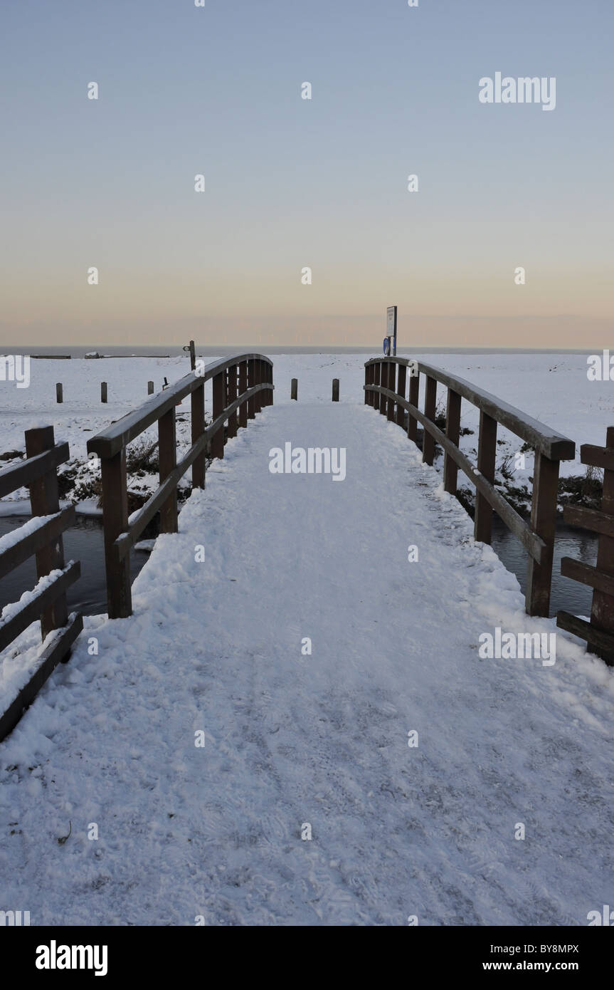 Bridge winter snow footbridge hi-res stock photography and images - Alamy