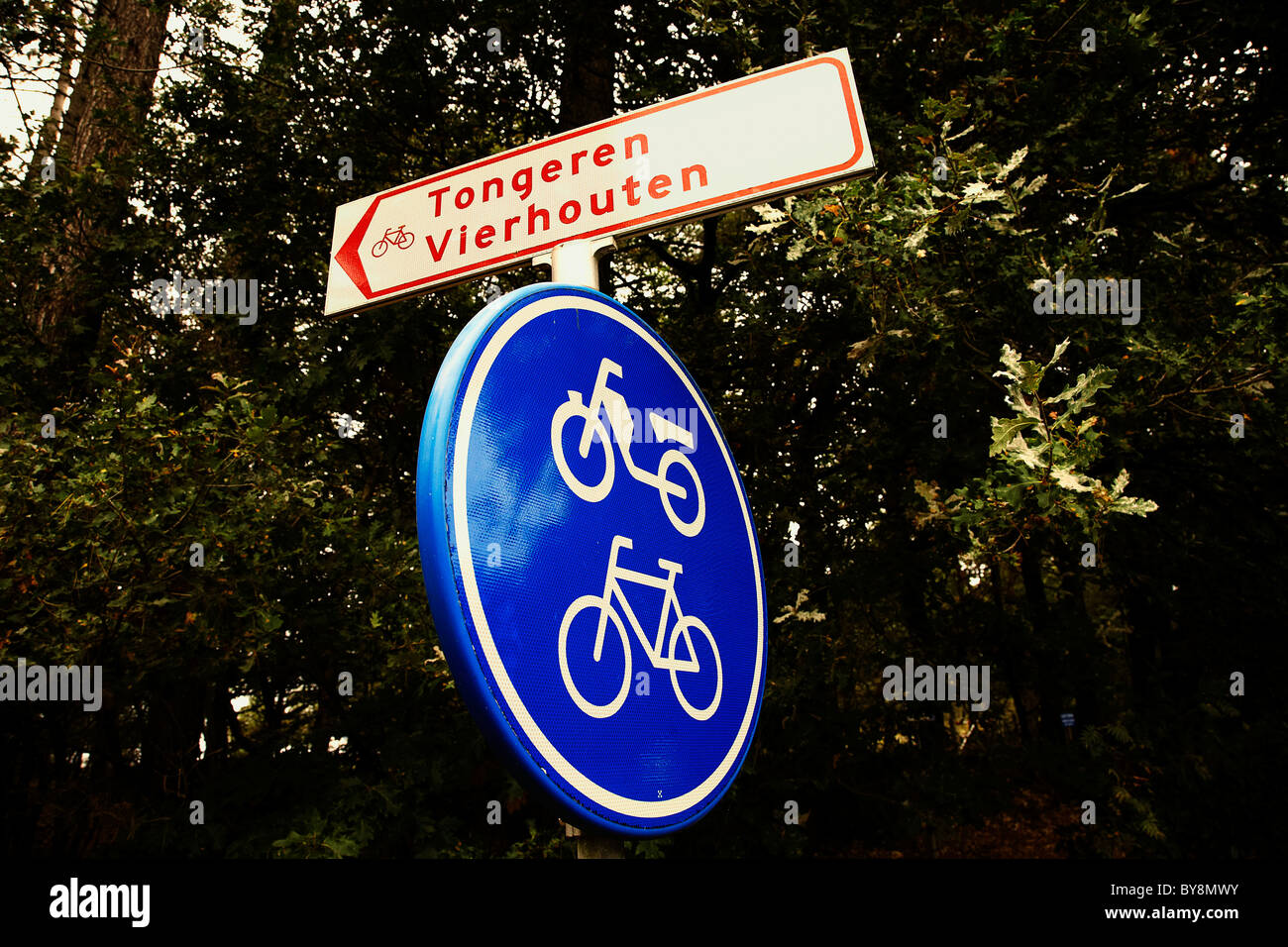 Cycle path sign post hi-res stock photography and images - Alamy