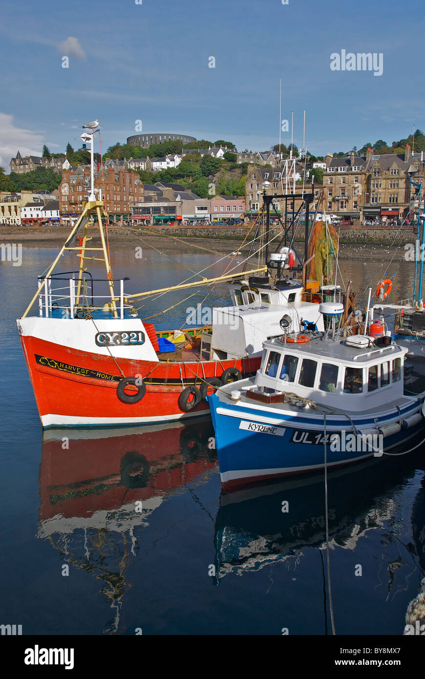 Fishing boats in Oban harbour Stock Photo - Alamy