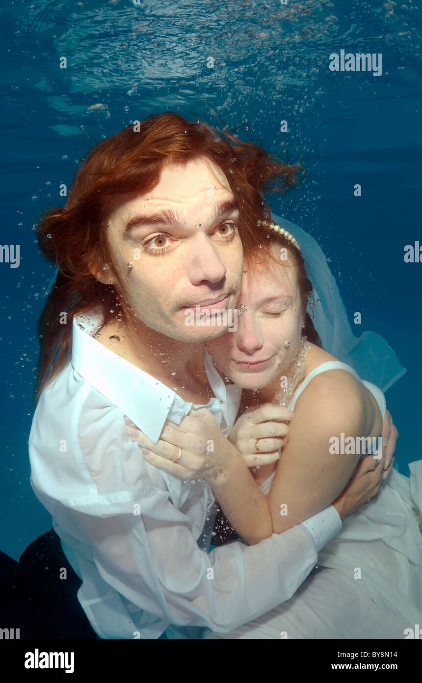 Romantic underwater kiss hi-res stock photography and images - Alamy
