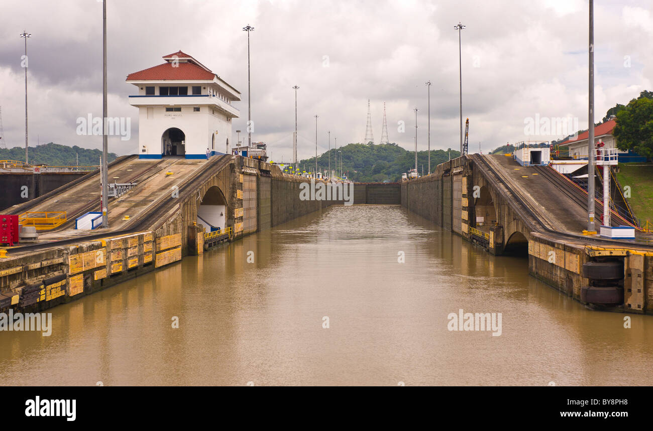 Panama canal locks hi-res stock photography and images - Alamy