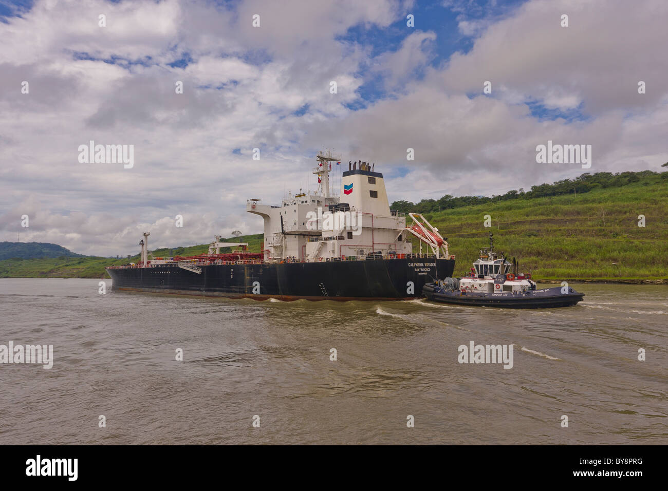 PANAMA - Ship and tugboat on the Panama Canal Stock Photo - Alamy