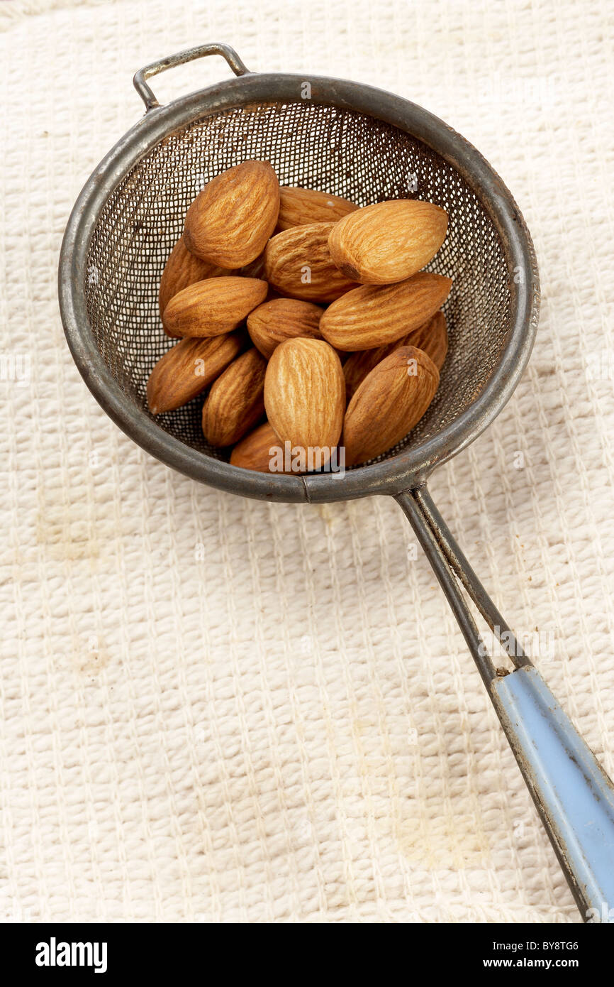 Almonds with skin hi-res stock photography and images - Alamy