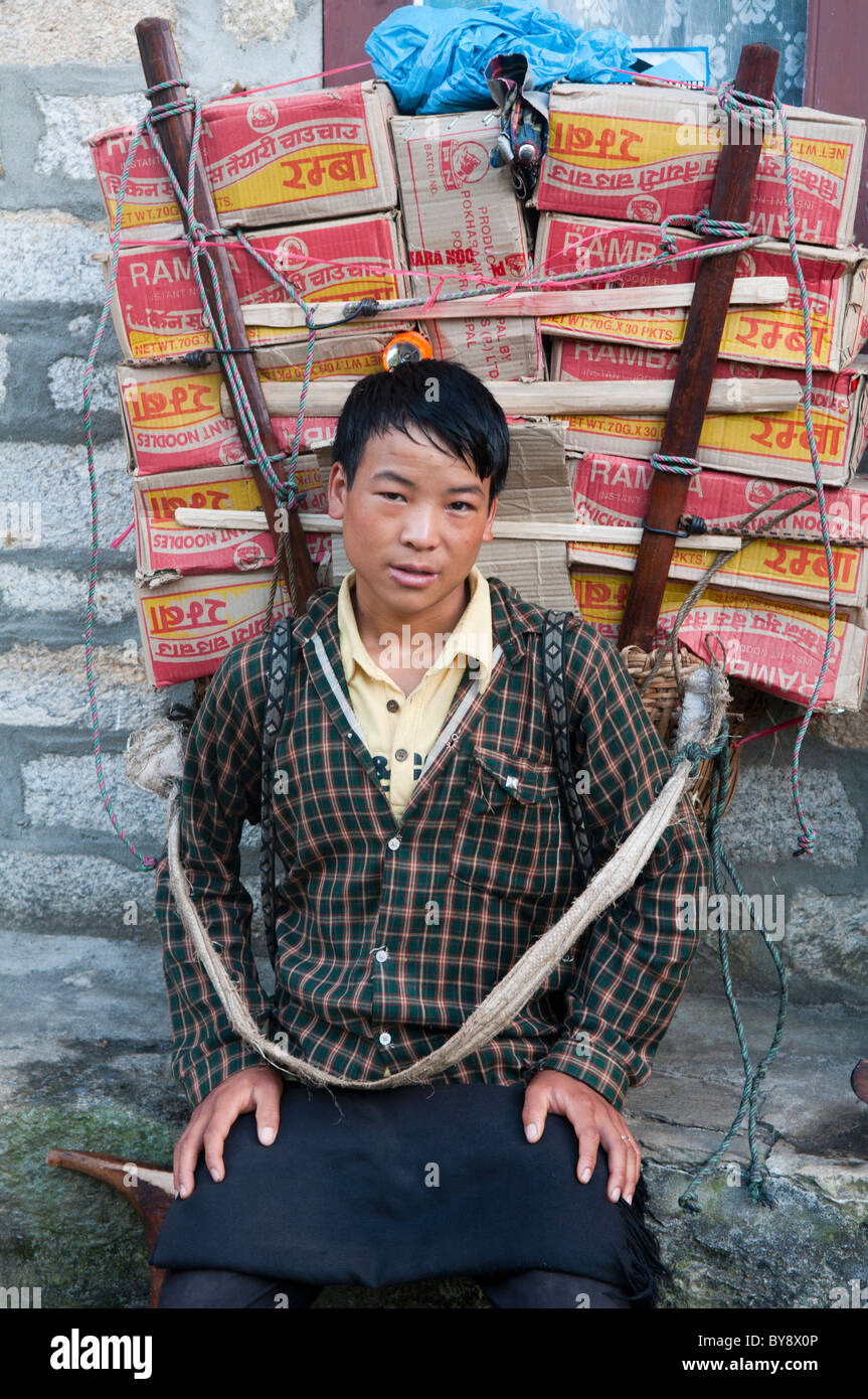 porter on the trail in the Everest Region of Nepal Stock Photo - Alamy
