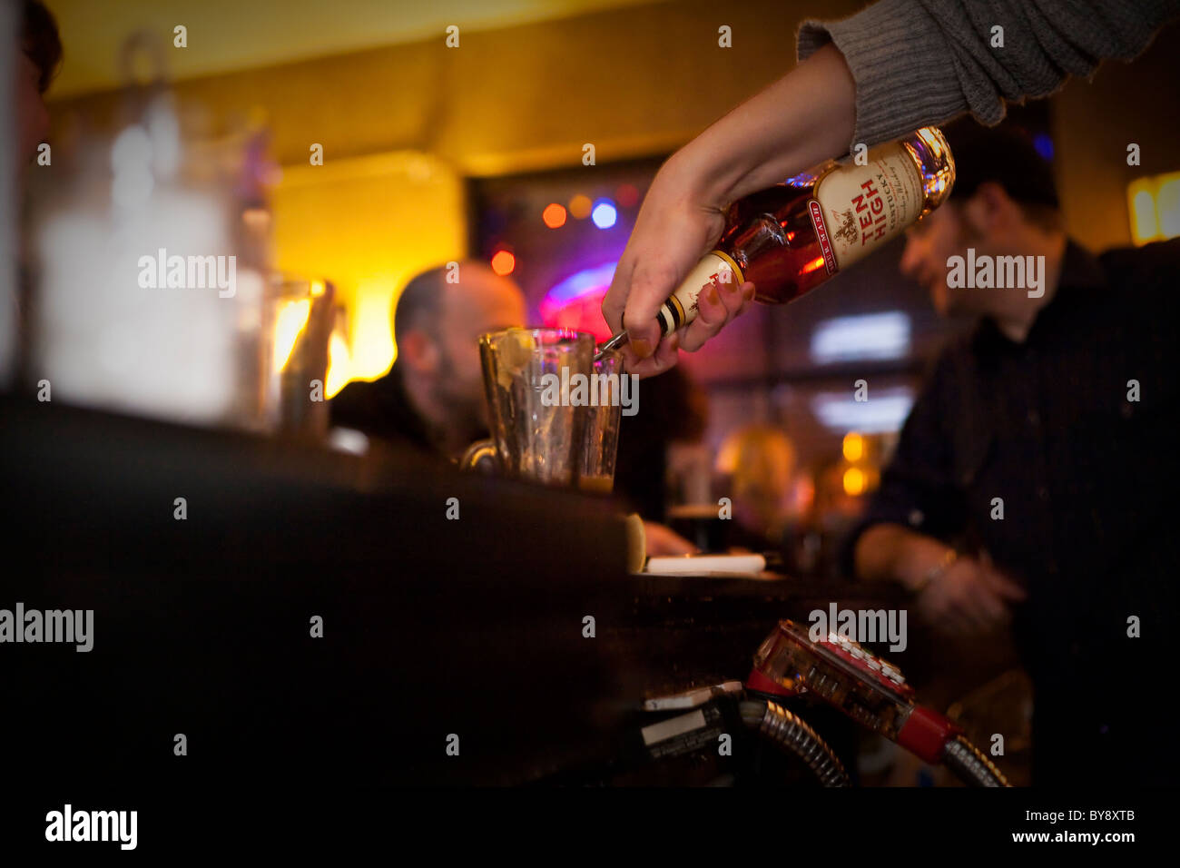 Pouring whiskey hi-res stock photography and images - Alamy