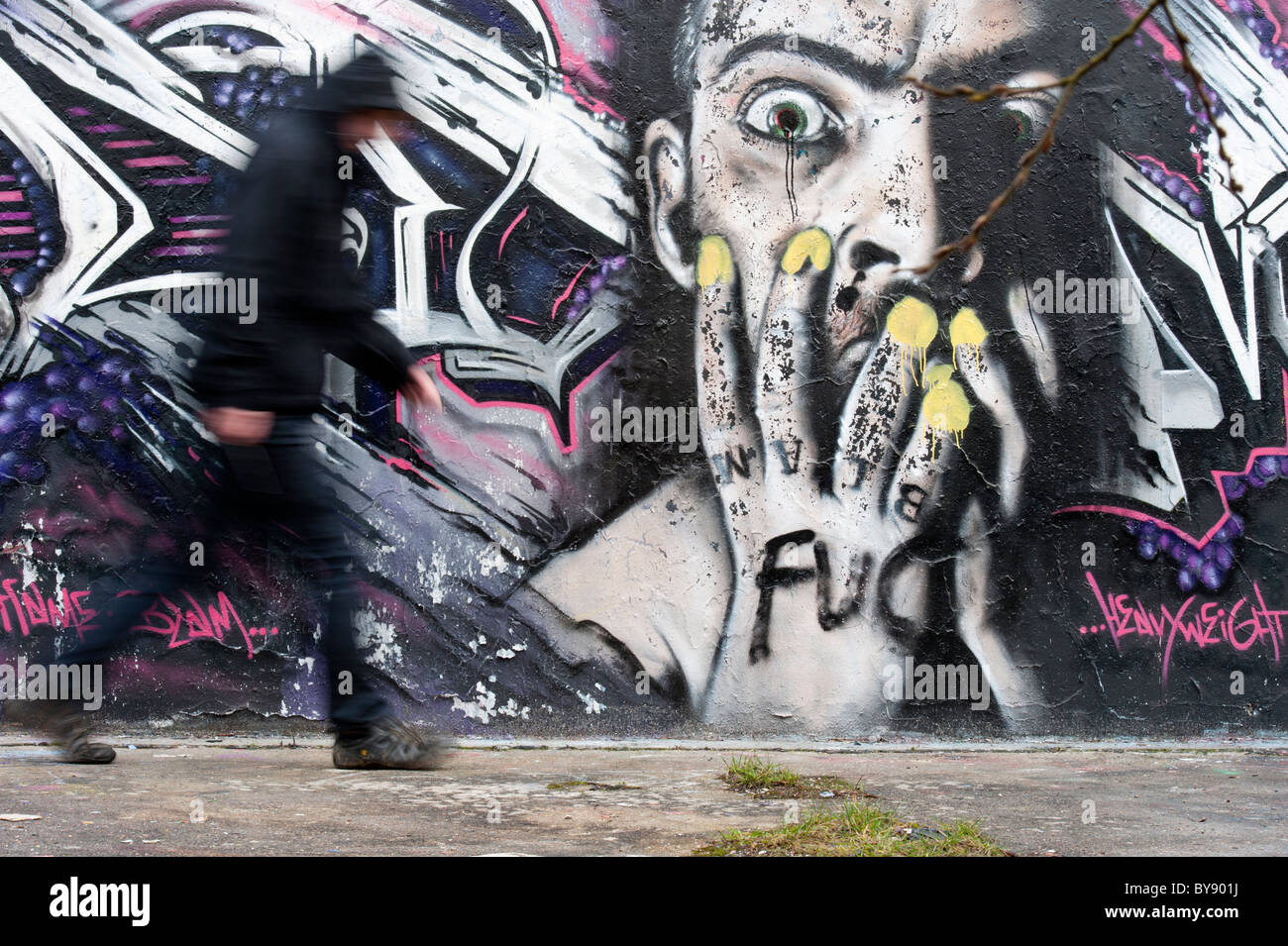 Man walking past graffiti wall hi-res stock photography and images - Alamy