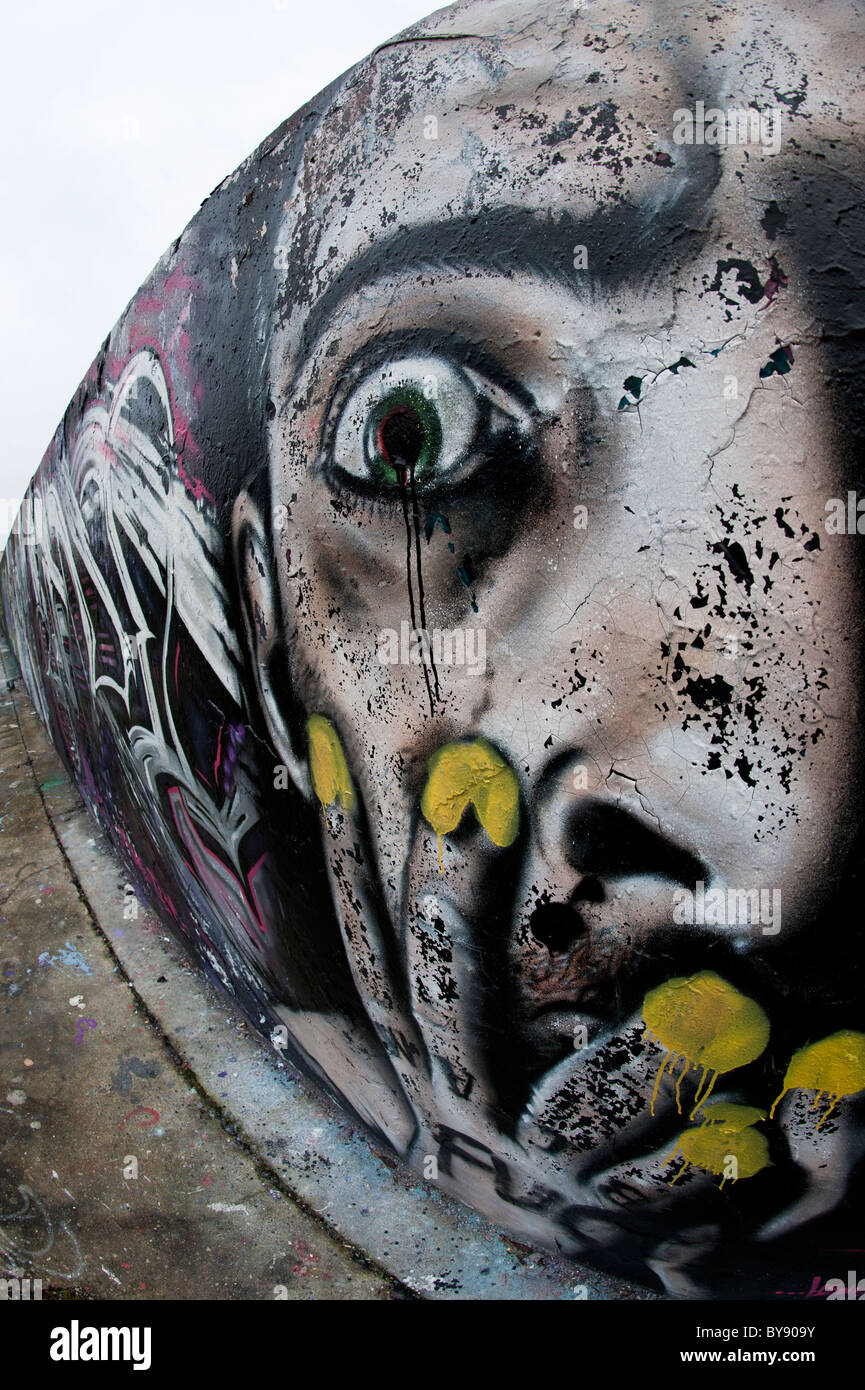graffiti face on wall Stock Photo - Alamy