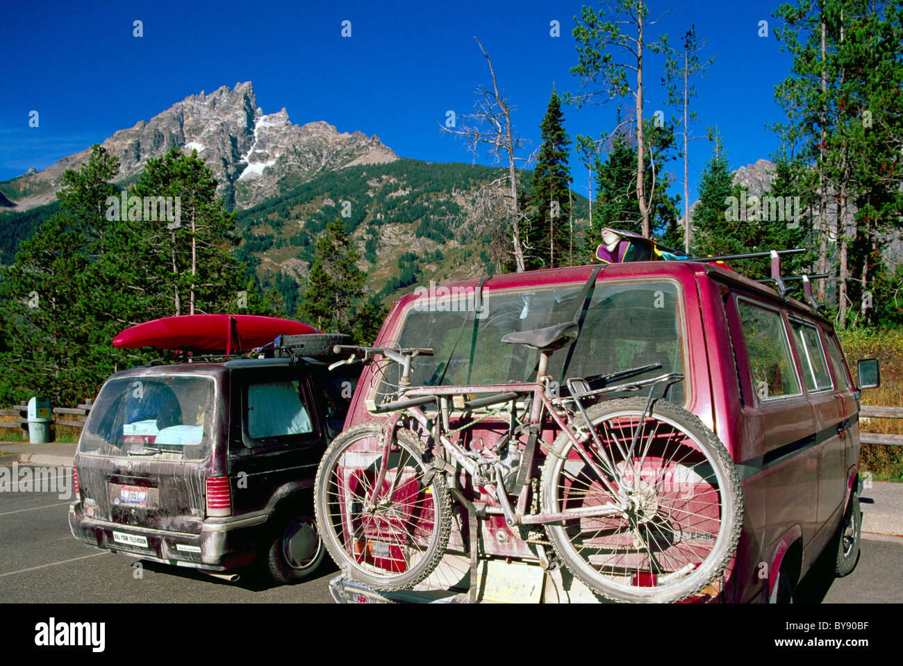 Cars and vans on mountain parking hi-res stock photography and images ...