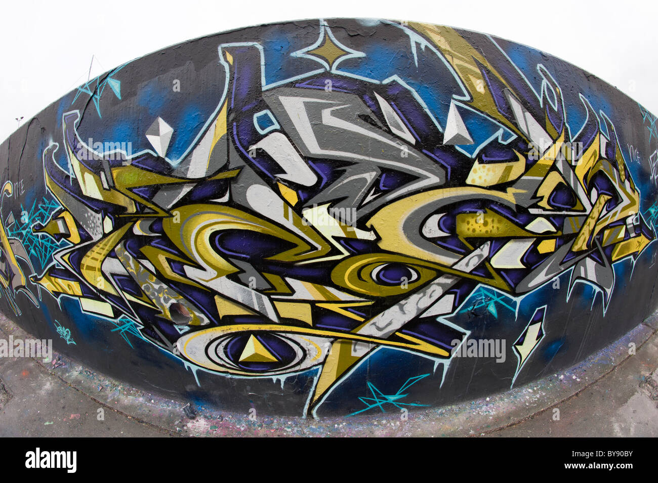 curved graffiti wall Stock Photo - Alamy