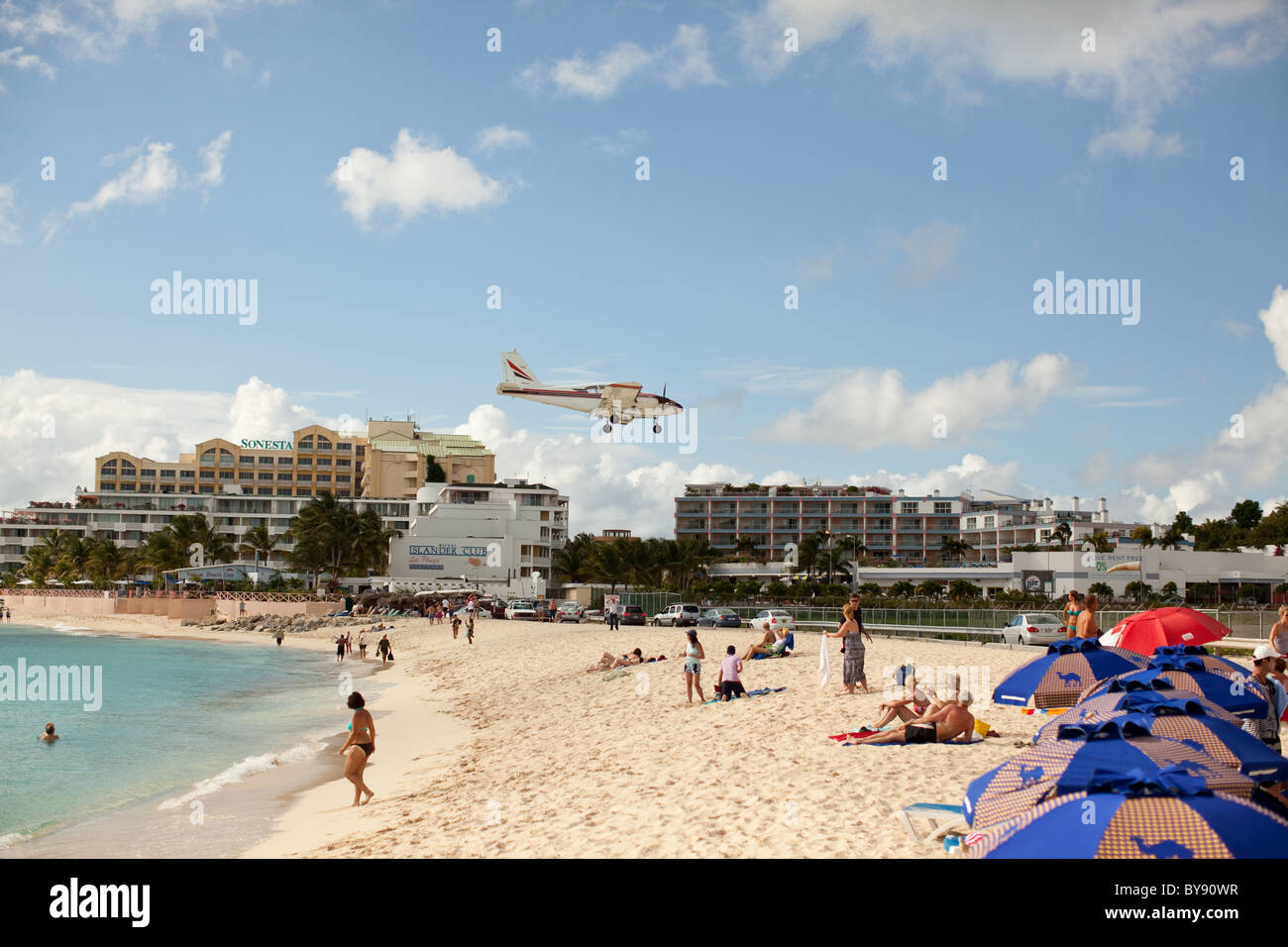 Airplane landing beach hi-res stock photography and images - Alamy