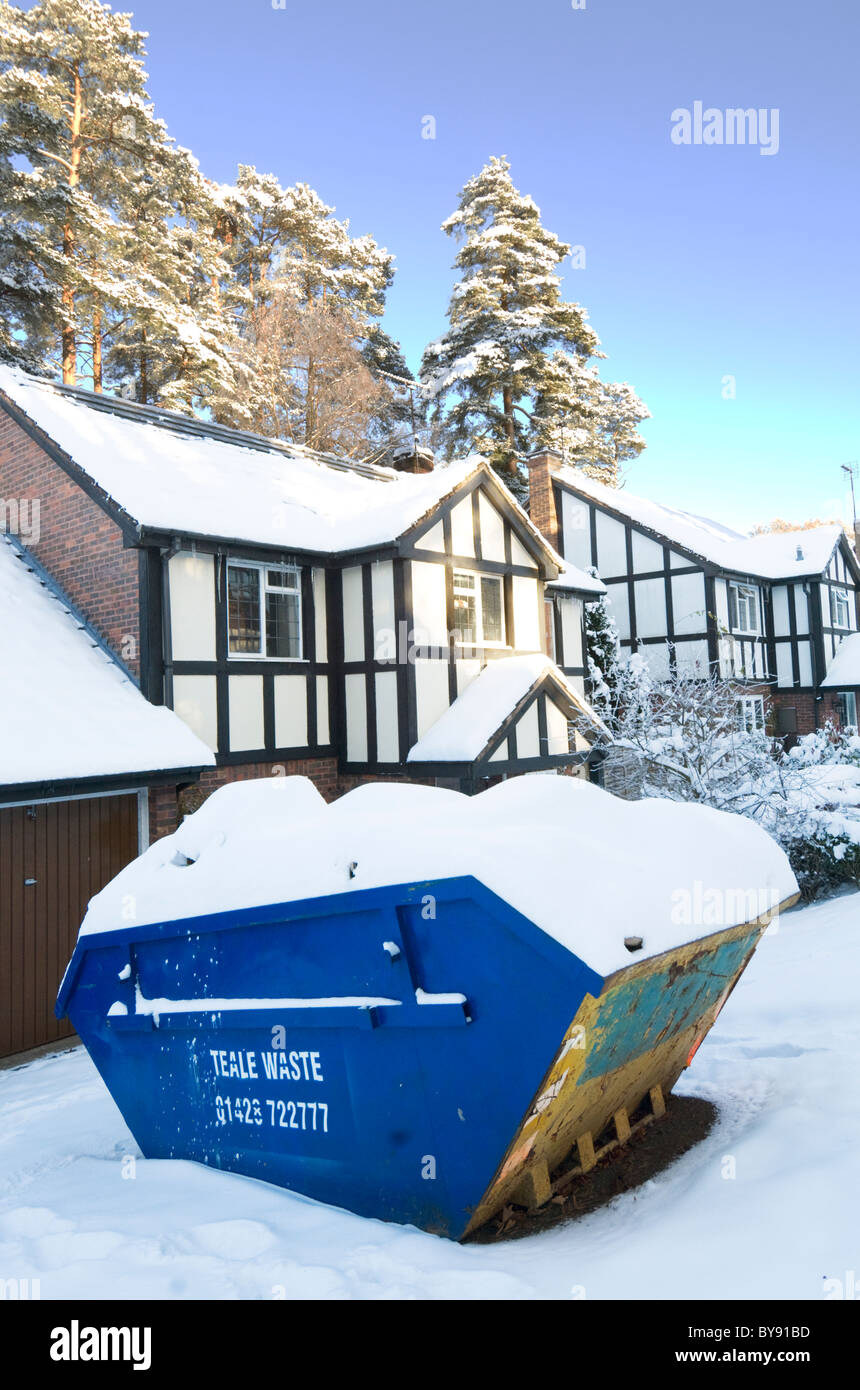 Rubbish skip hi-res stock photography and images - Alamy