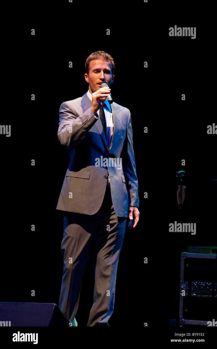 Male opera singer performing hi-res stock photography and images - Alamy
