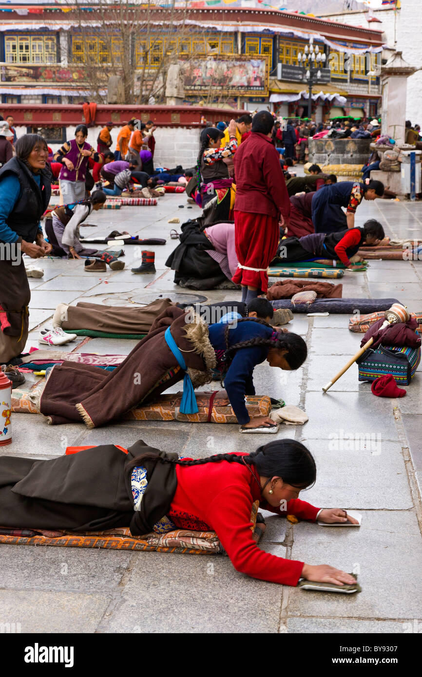 Tibetan pilgrims at the jokhang temple in lhasa hi-res stock ...