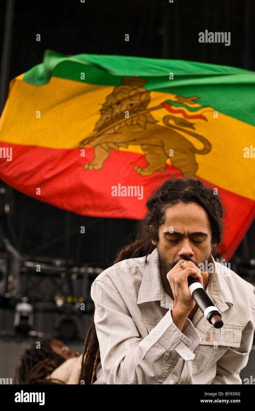 Damien Marley singing with a Rasta flag flying live in concert with Nas ...