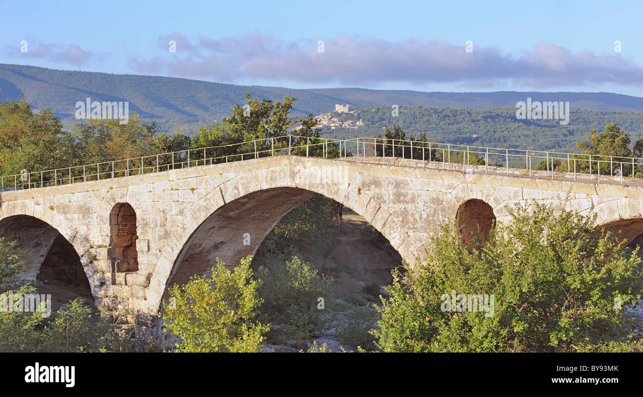 The roman bridge Pont St Julien in Provence, France Stock Photo - Alamy