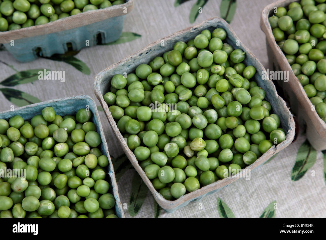 Fresh peas farm market hi-res stock photography and images - Alamy