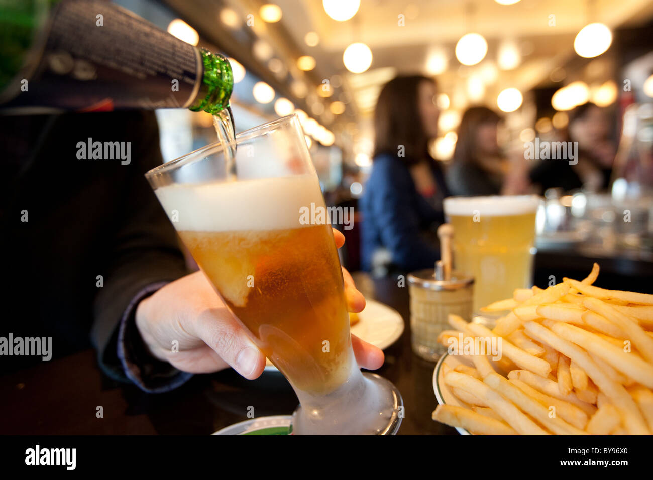 Drinking in tokyo bars hi-res stock photography and images - Alamy