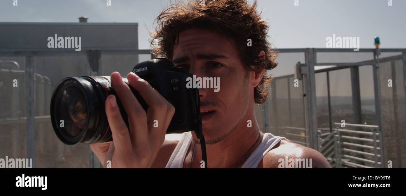 Skyline Year : 2010 USA Director : Colin Strause, Greg Strause Eric ...