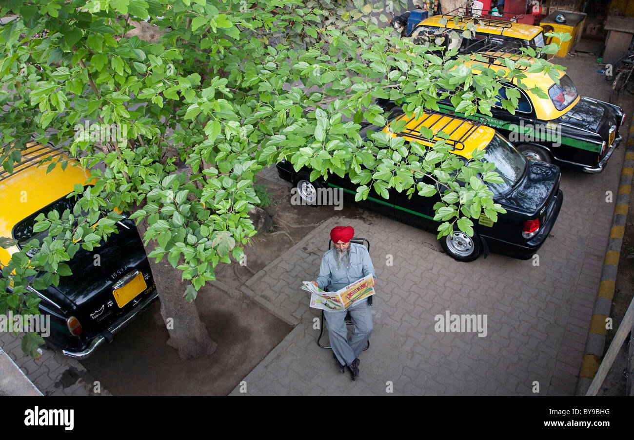 Sikh taxi driver reading the newspaper Stock Photo - Alamy