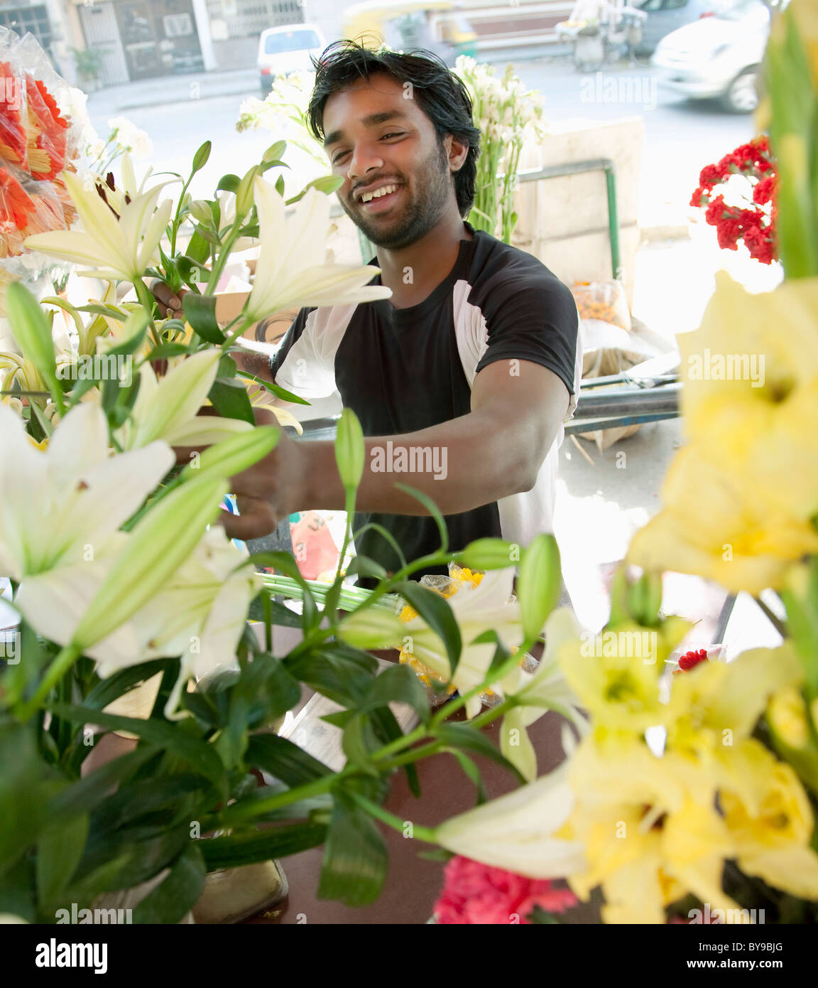 Florist arranging flowers Stock Photo - Alamy