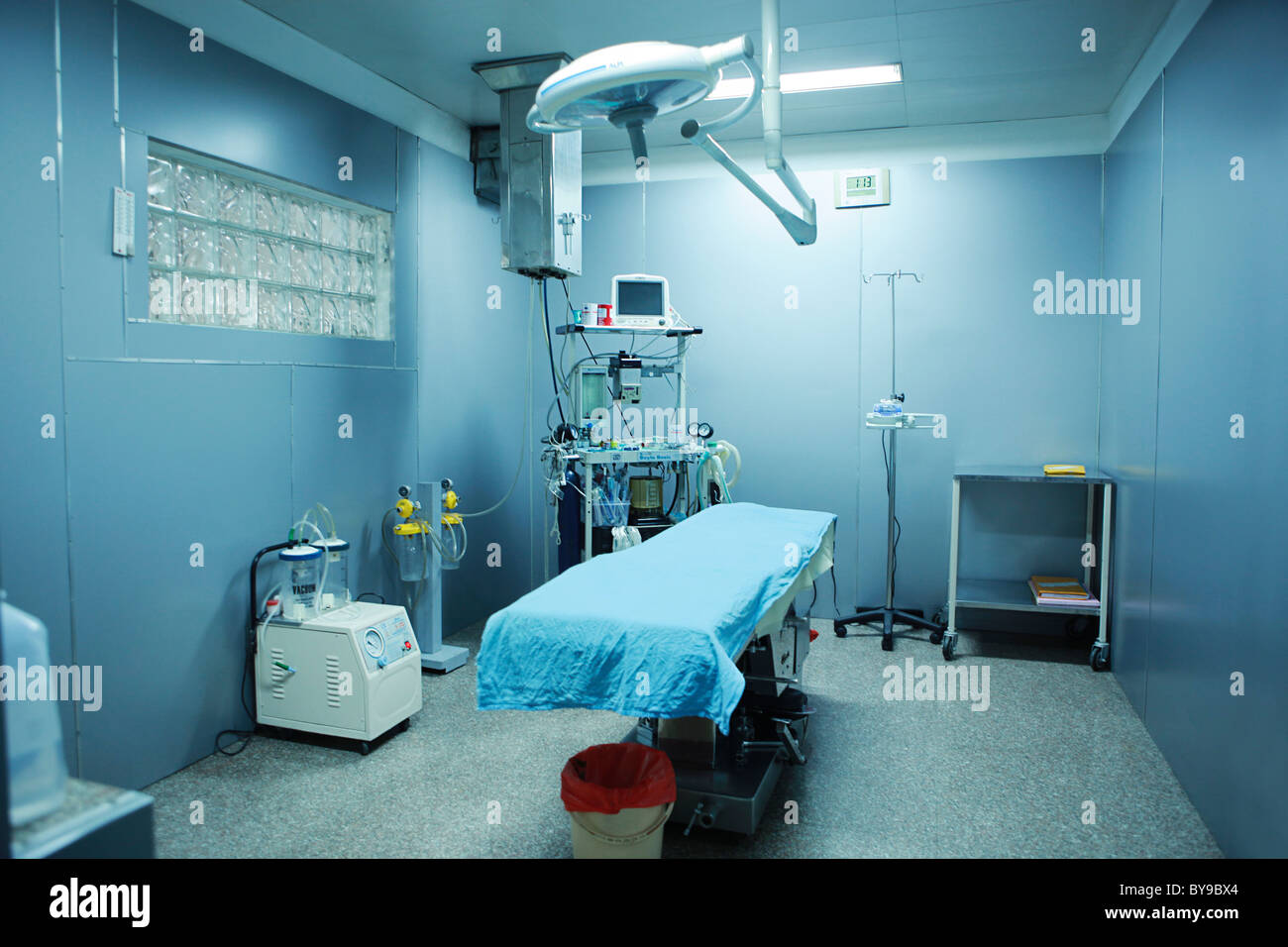 The operating table hi-res stock photography and images - Alamy