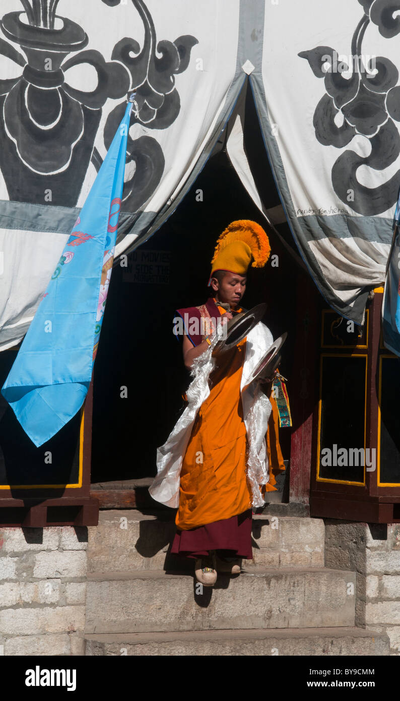 Monk dance hi-res stock photography and images - Alamy