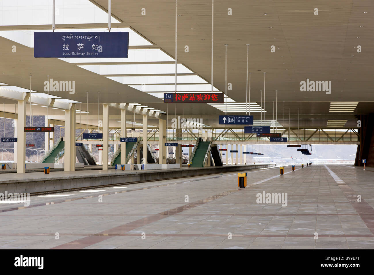 Empty station platform hi-res stock photography and images - Alamy