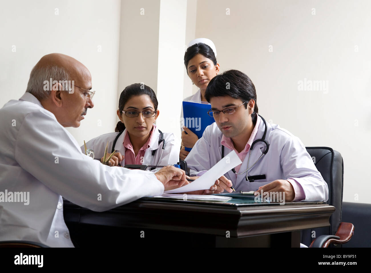 Four professionals doctors hi-res stock photography and images - Alamy