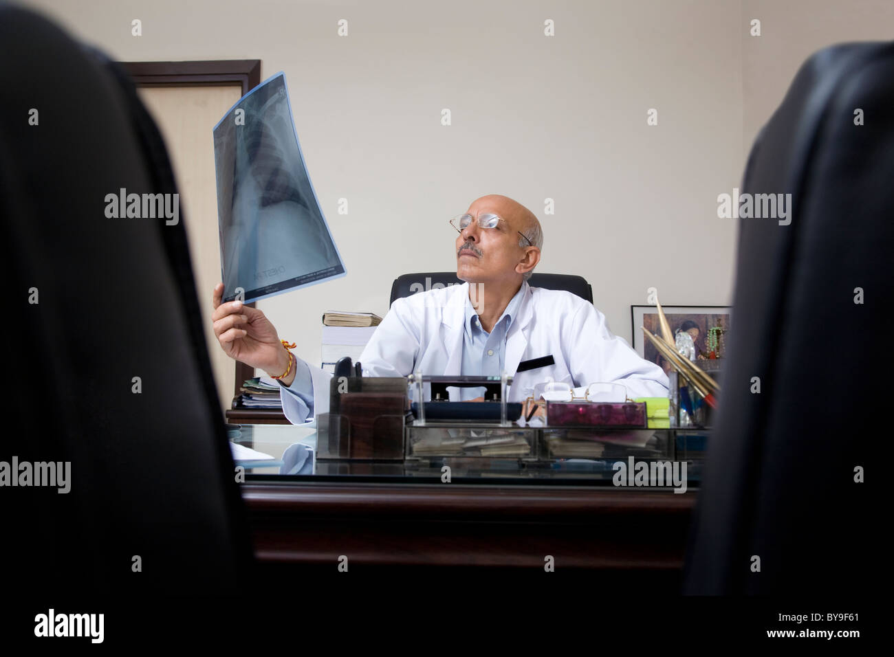 Doctor looking at an X-ray Stock Photo - Alamy