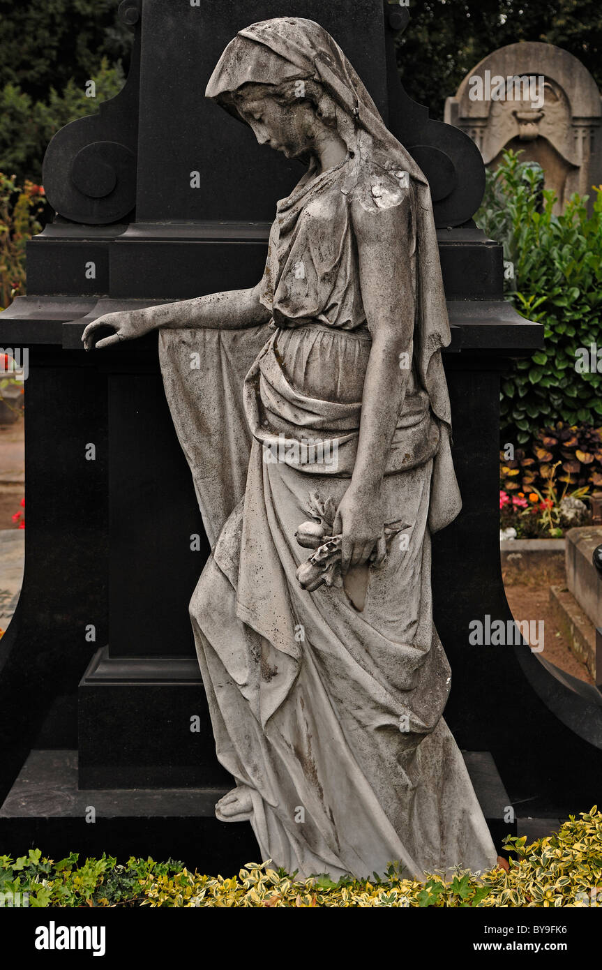 Grave of a women hi-res stock photography and images - Alamy